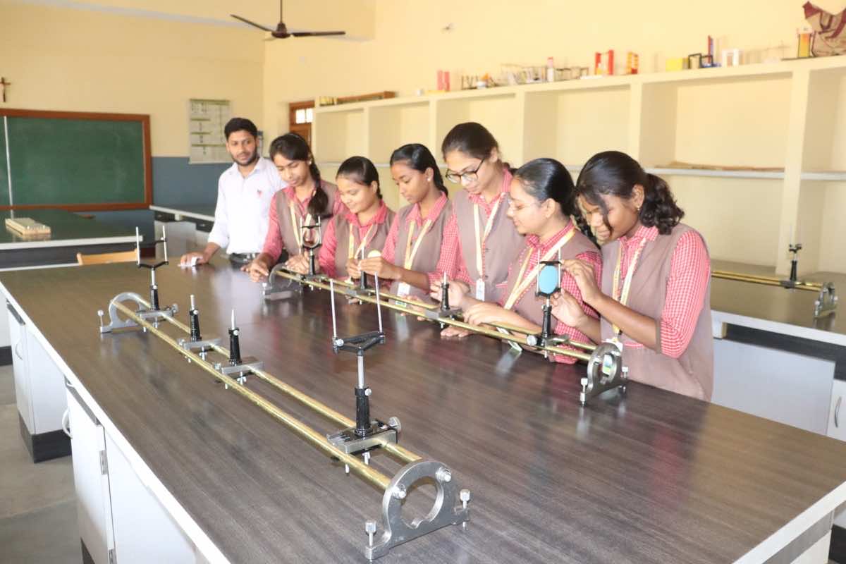 PHYSICS LAB - Holy Cross School, Giridih, Jharkhand